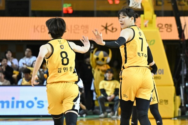 “강팀 증명 KB, 짜릿 역전 삼성생명”···WKBL PO 무대 본격 돌입