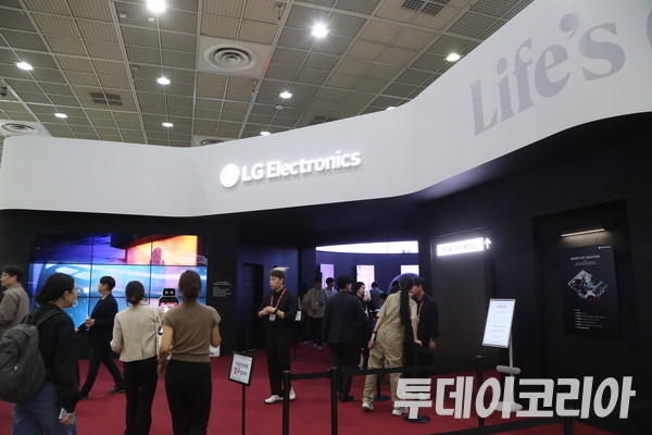 [현장] 똑똑한 ‘AI가전’ 부터 미래차 ‘알파블’까지···LG전자, KES 2024서’ ‘AI홈’ 솔루션 선봬