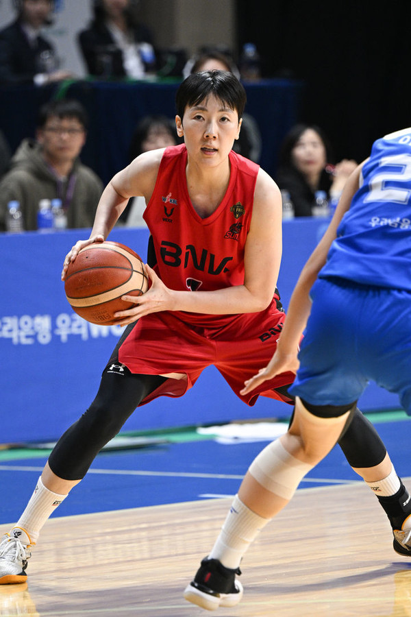BNK, WKBL 챔프전 1차전 제압···박혜진 14점·김소니아 더블더블